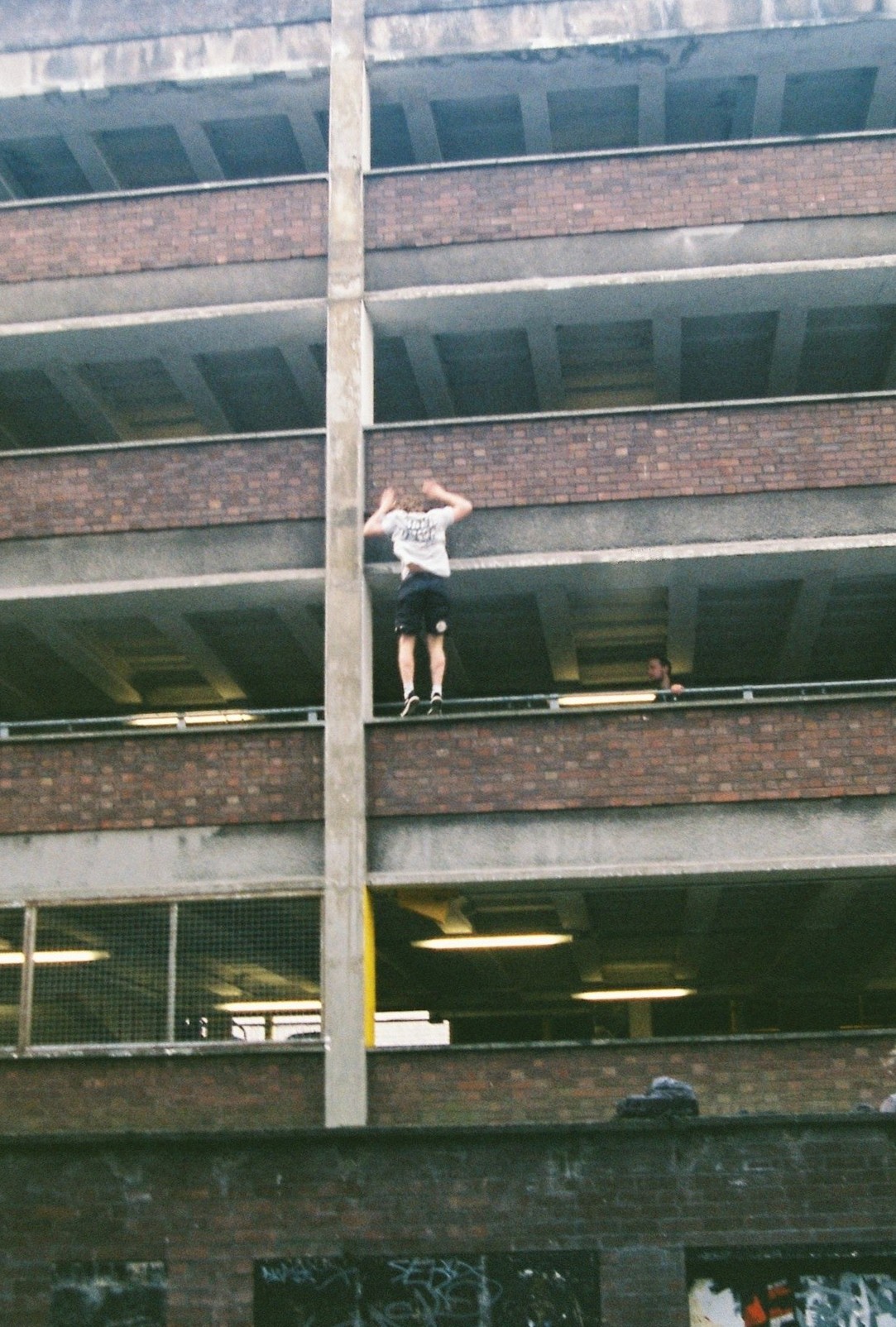 Fifth Unit, Four Stories Down - MÜV